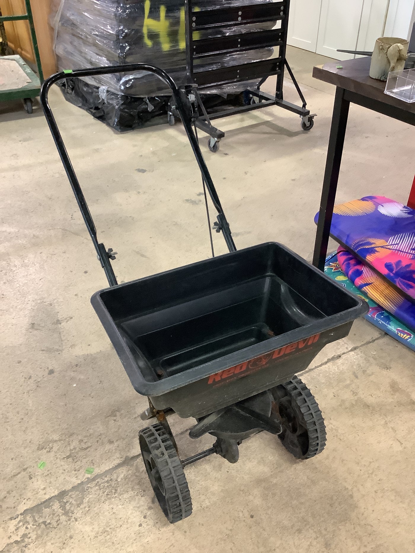 Red Devil Salt Spreader – Habitat for Humanity Greater Ottawa ReStore