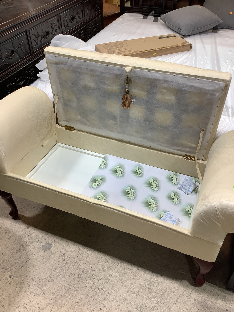 Vintage Cream Bench – Habitat for Humanity Greater Ottawa ReStore