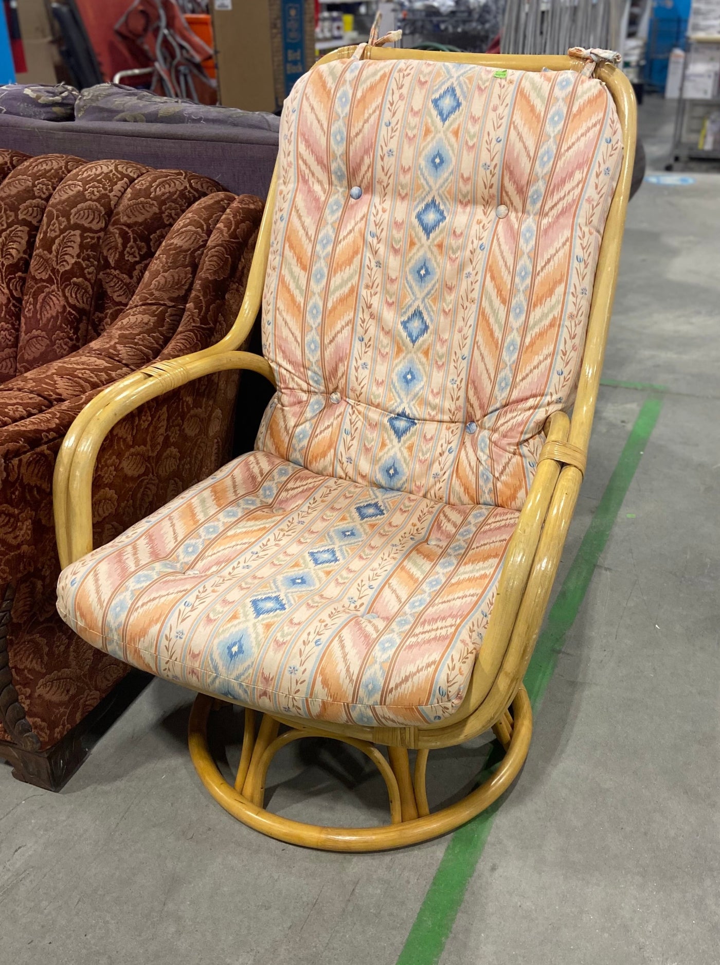 Aztec Wicker Swivel Chair – Habitat for Humanity Greater Ottawa ReStore