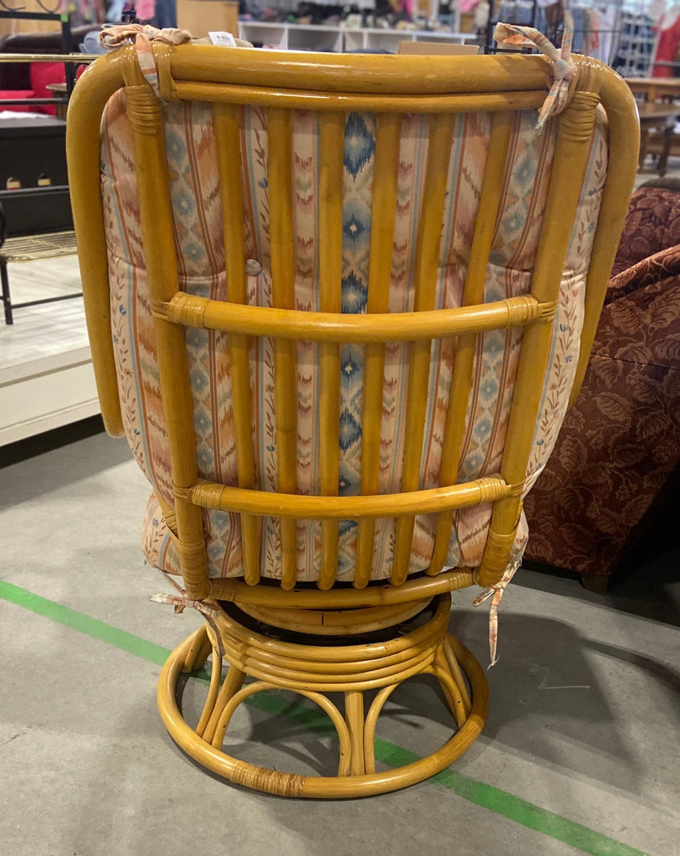 Aztec Wicker Swivel Chair – Habitat for Humanity Greater Ottawa ReStore