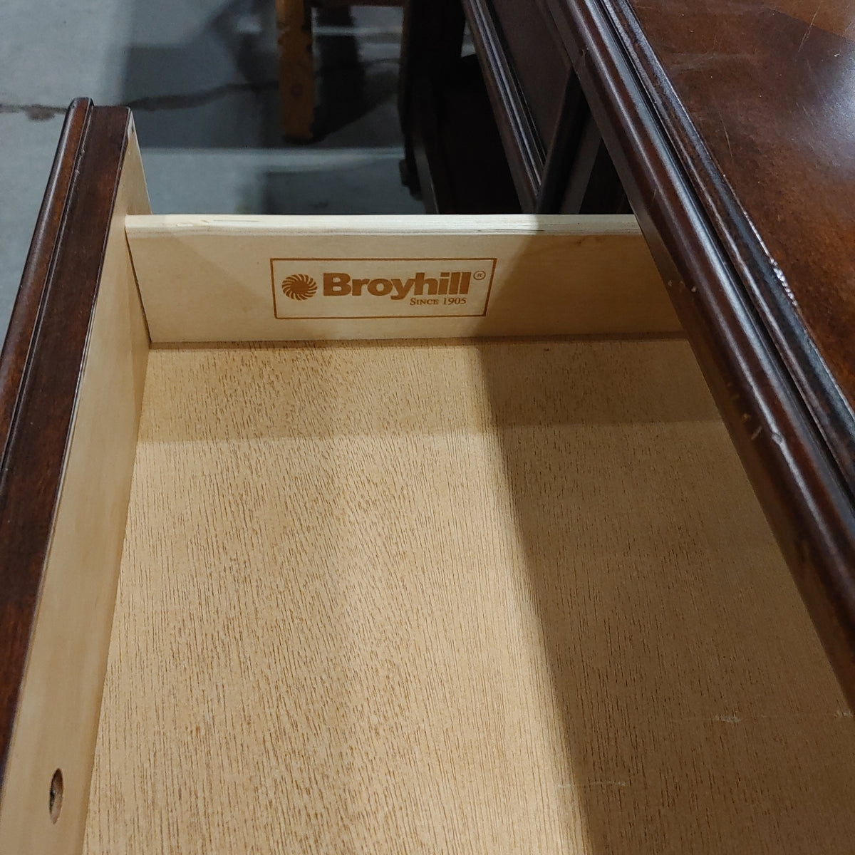 Broyhill coffee table – Habitat for Humanity Greater Ottawa ReStore