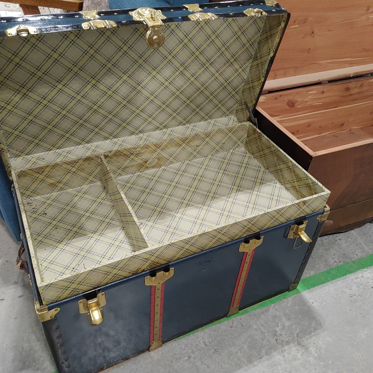 Steamer trunk – Habitat for Humanity Greater Ottawa ReStore